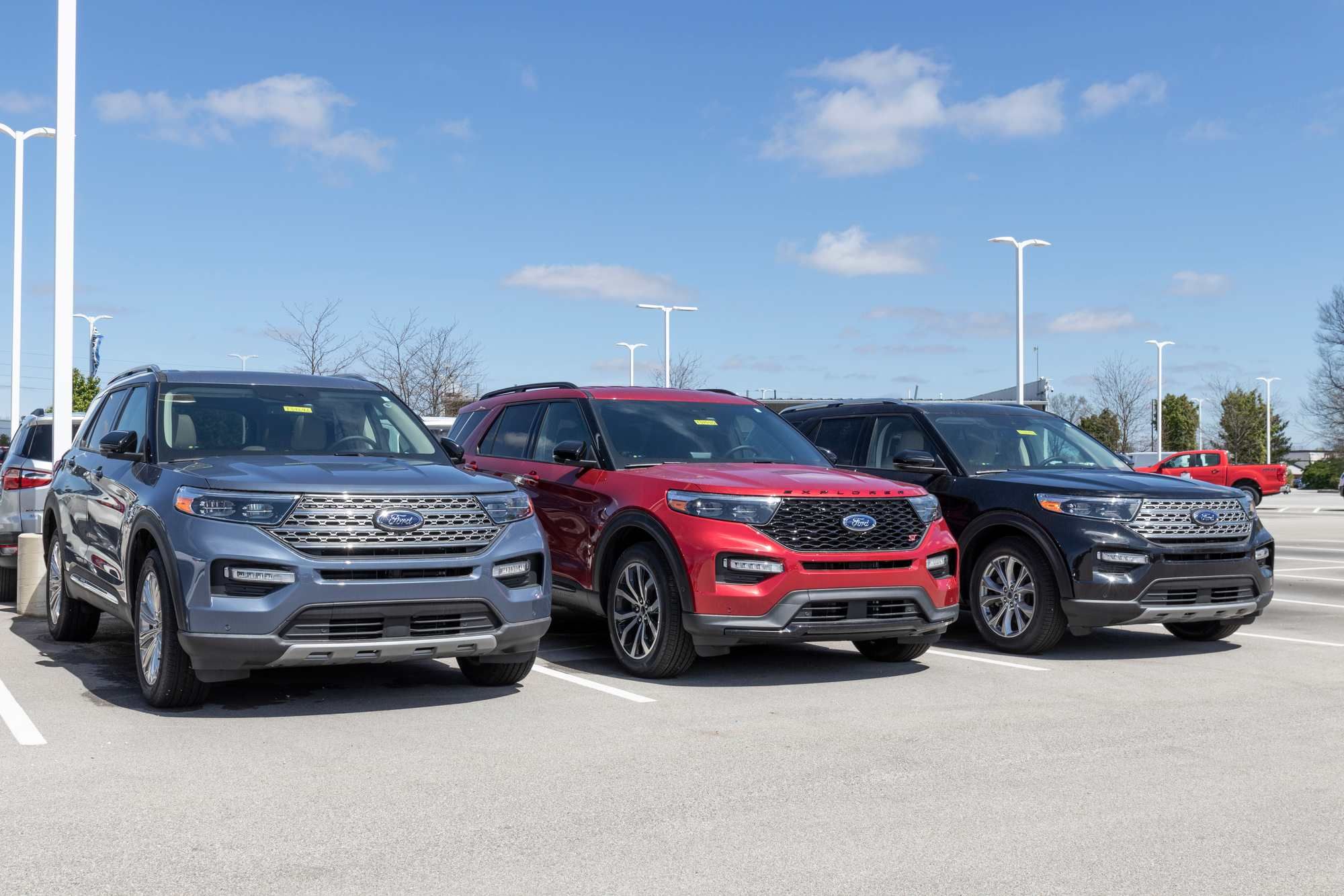 Ford Recalls 661,000 Explorer SUVs Over Potential Roof Rail Defect