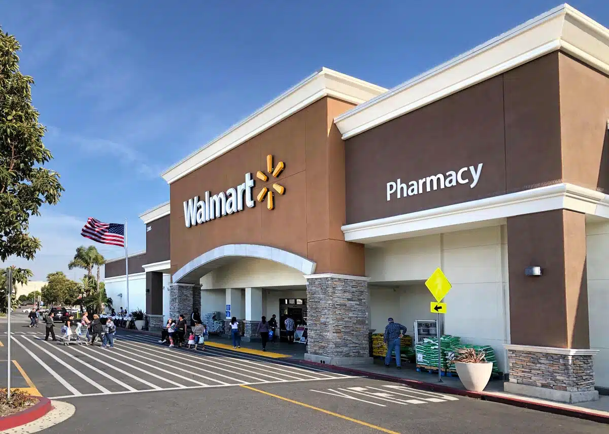 Ex-Walmart managers fight to keep overtime lawsuit as class action