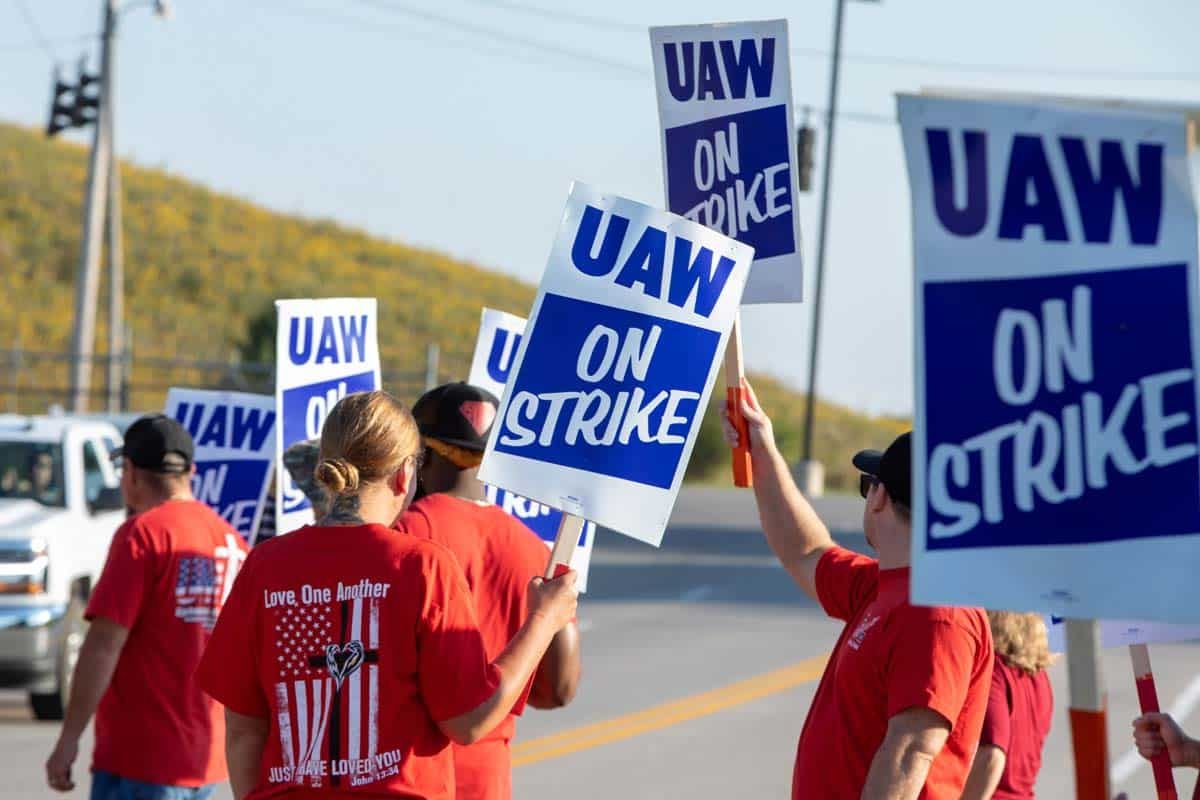 UAW ratifies contract with Big Three automakers